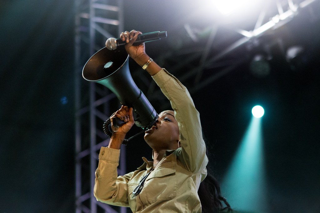 Azealia Banks and Rihanna Clap Back at Each Other Over Travel Ban